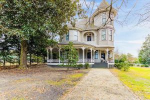 Sold: ‘A Sophisticated Late Victorian’ on the National Register in ...